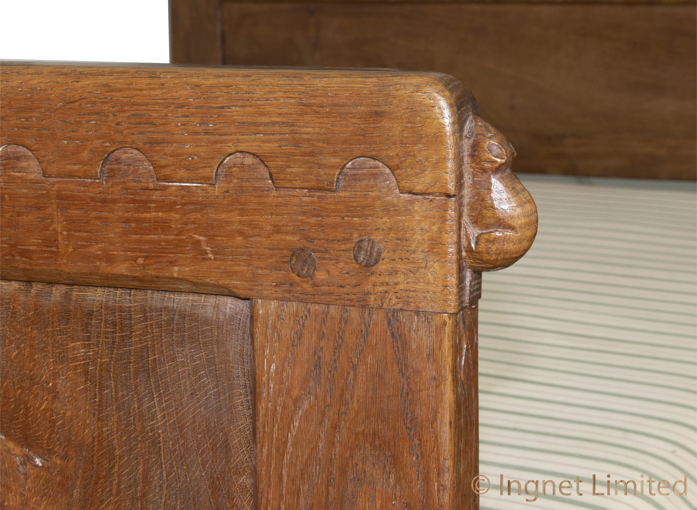 ROBERT MOUSEMAN THOMPSON EARLY LARGE SINGLE ADZED OAK BED - Ingnet