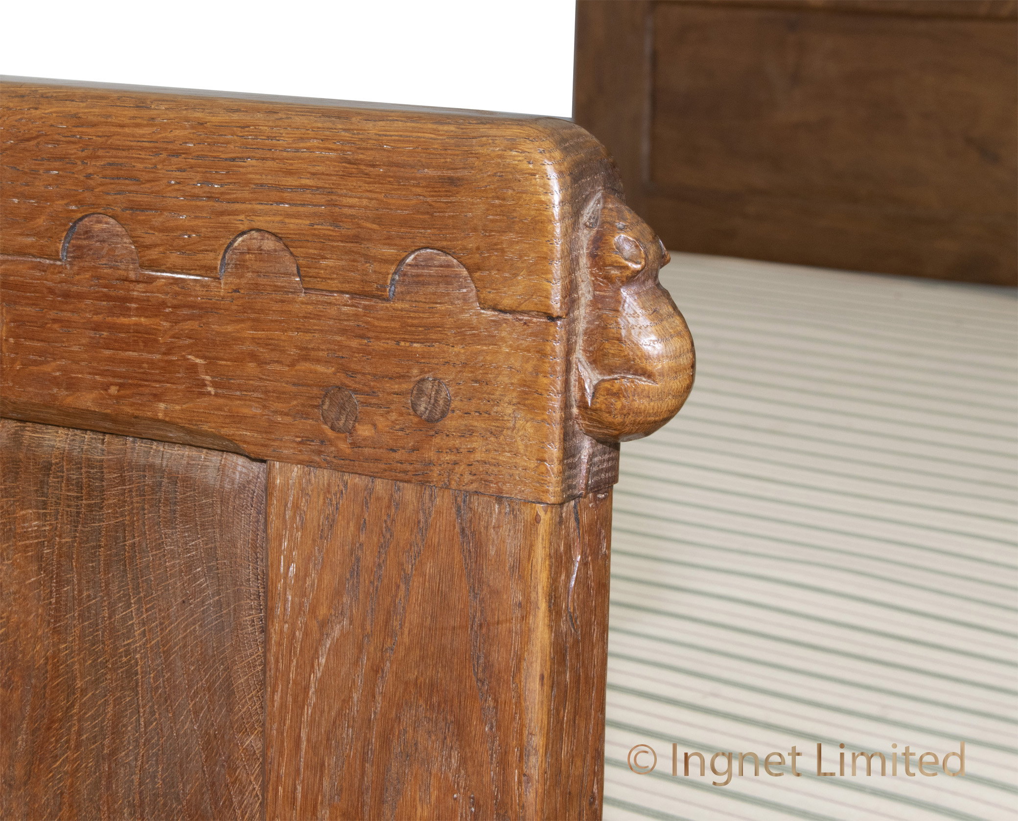 ROBERT MOUSEMAN THOMPSON EARLY LARGE SINGLE ADZED OAK BED - Ingnet