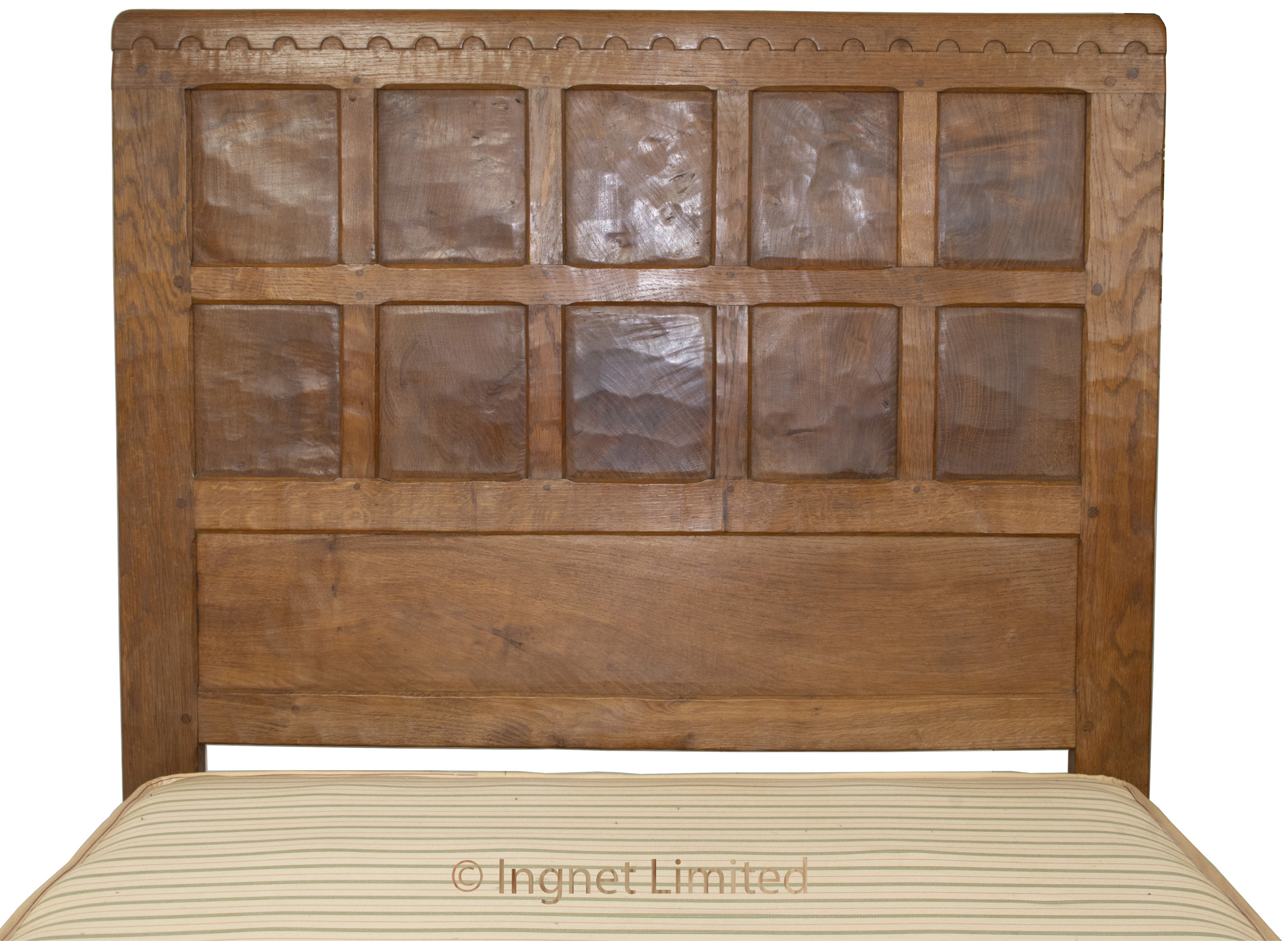 ROBERT MOUSEMAN THOMPSON EARLY LARGE SINGLE ADZED OAK BED - Ingnet