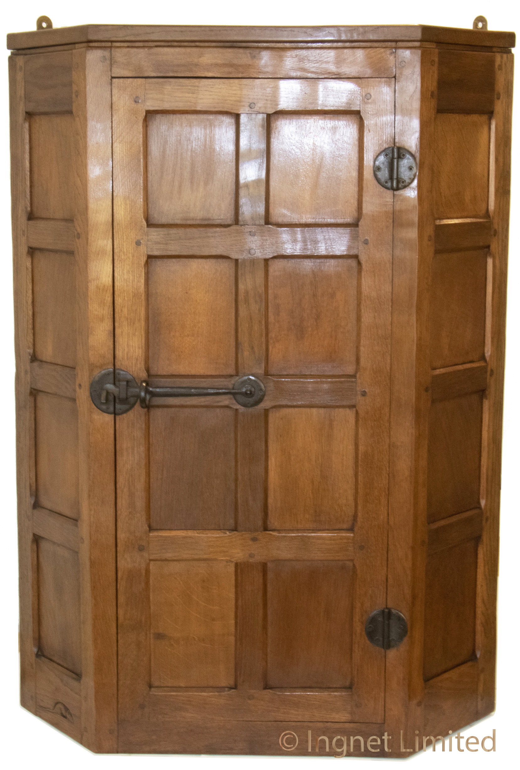 ROBERT MOUSEMAN THOMPSON VINTAGE ADZED OAK CORNER CUPBOARD - Ingnet