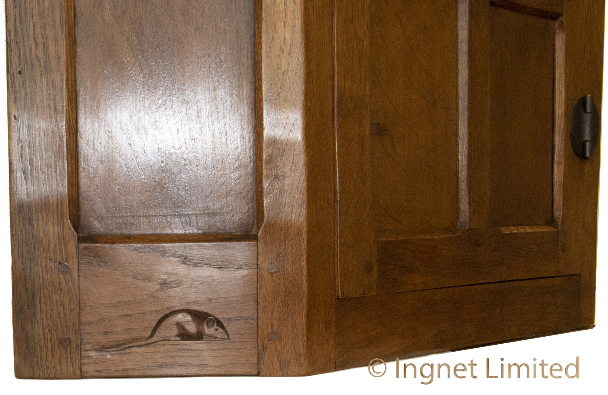 ROBERT MOUSEMAN THOMPSON VINTAGE ADZED OAK CORNER CUPBOARD - Ingnet