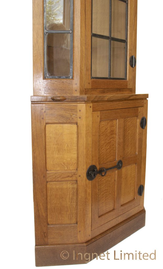 ROBERT MOUSEMAN THOMPSON OAK DISPLAY CORNER CUPBOARD – Ingnet