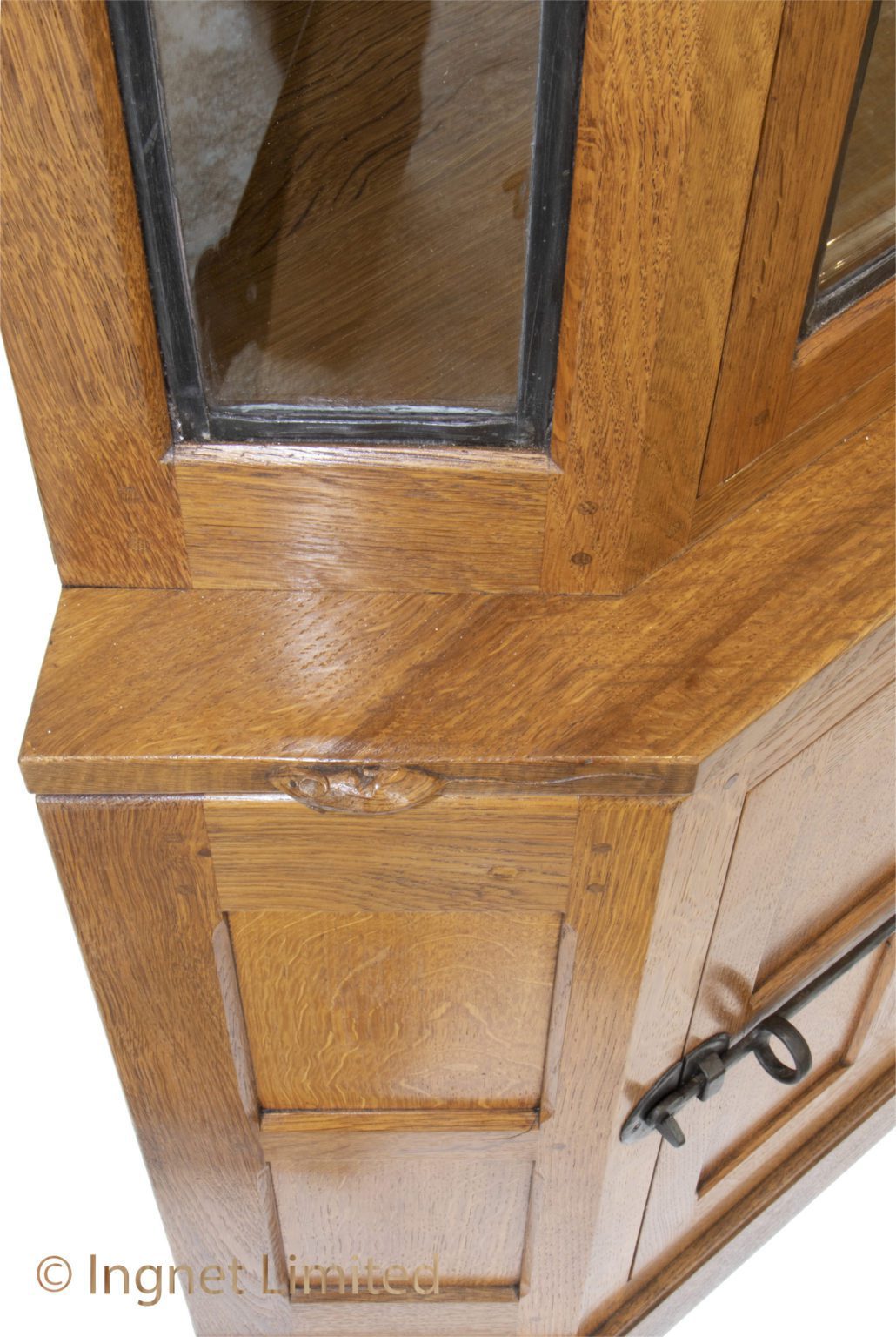 ROBERT MOUSEMAN THOMPSON OAK DISPLAY CORNER CUPBOARD – Ingnet