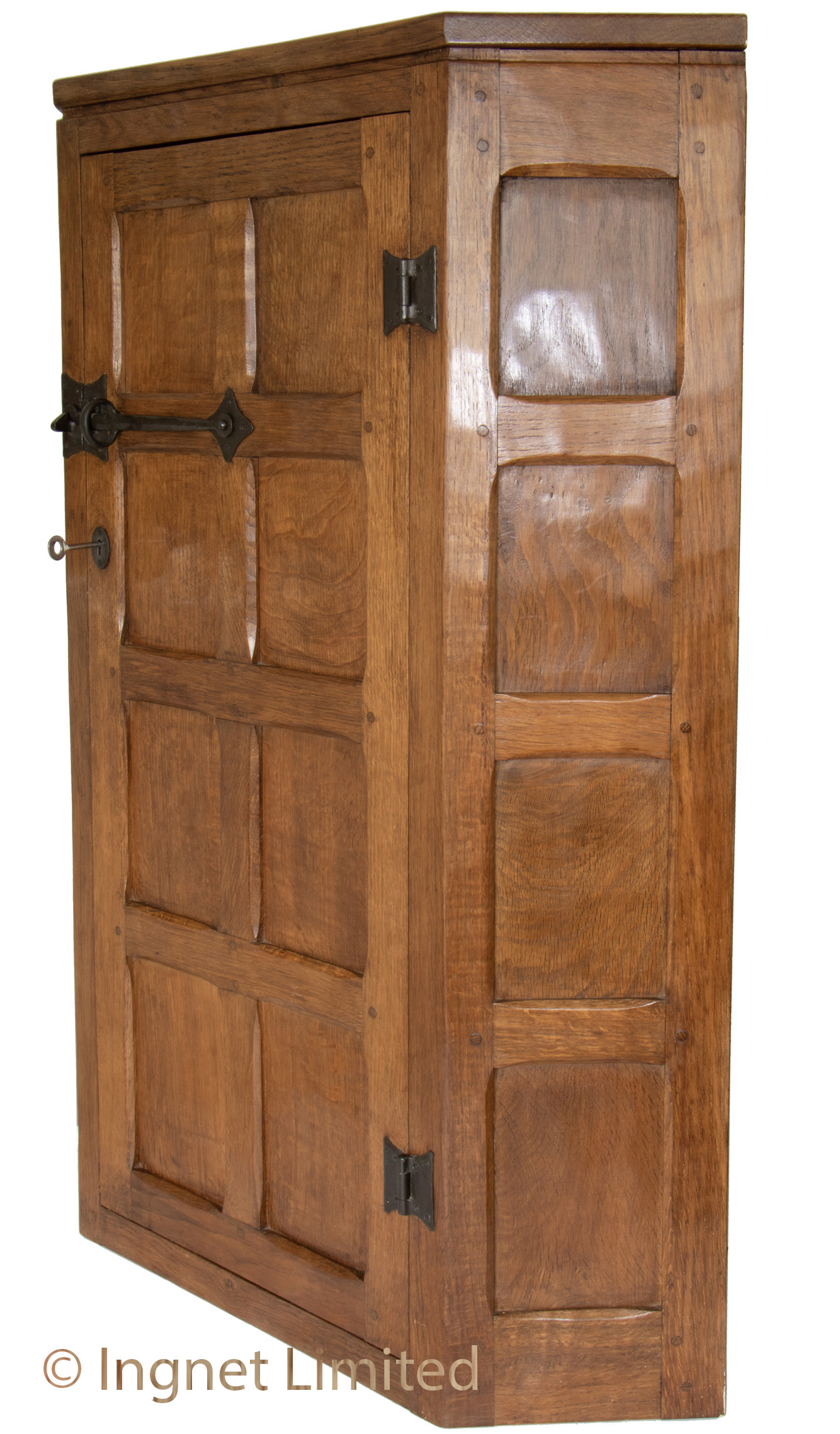 SQUIRRELMAN OAK ADZED CORNER CUPBOARD – Ingnet