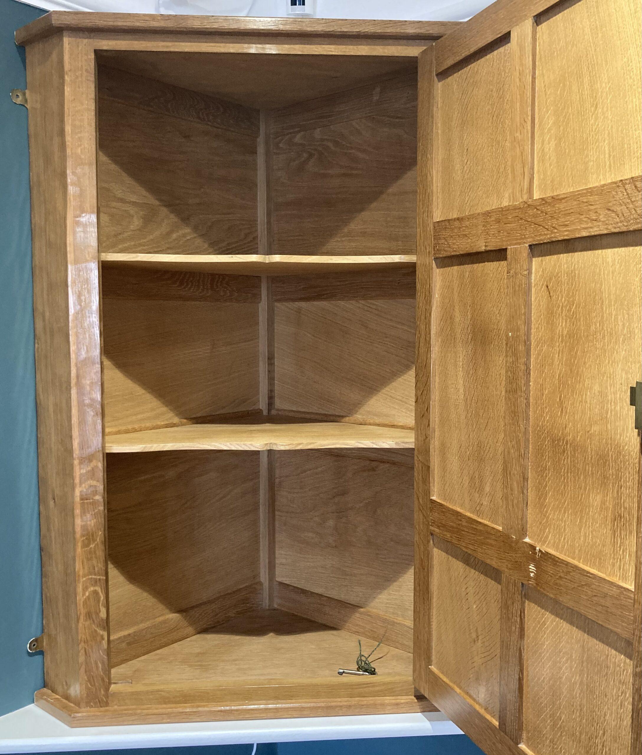 ACORNMAN OAK ADZED CORNER CUPBOARD ALAN GRAINGER – Ingnet