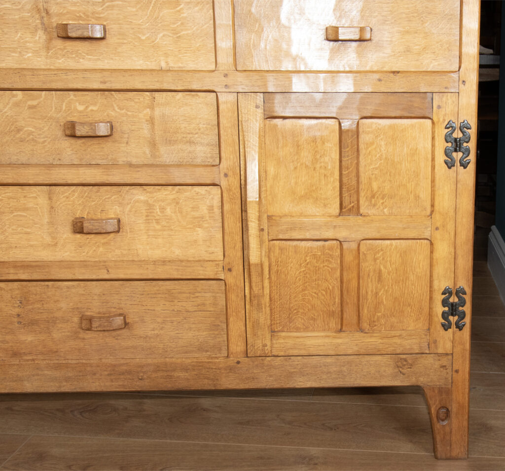 ACORNMAN OAK ADZED DRESSER ALAN GRAINGER – Ingnet
