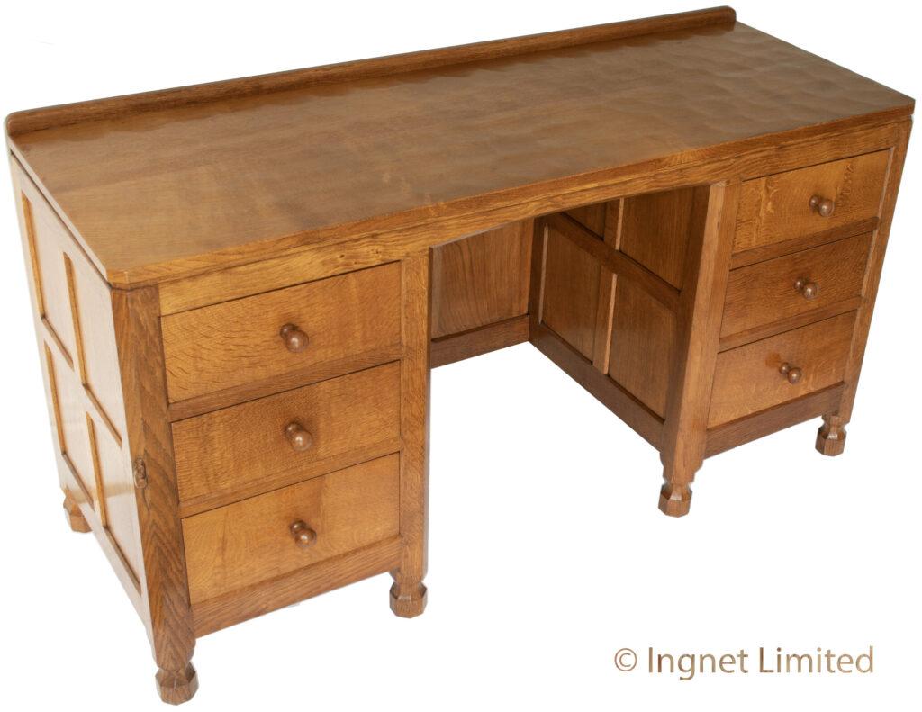 ROBERT MOUSEMAN ADZED OAK KNEEHOLE DESK – Ingnet