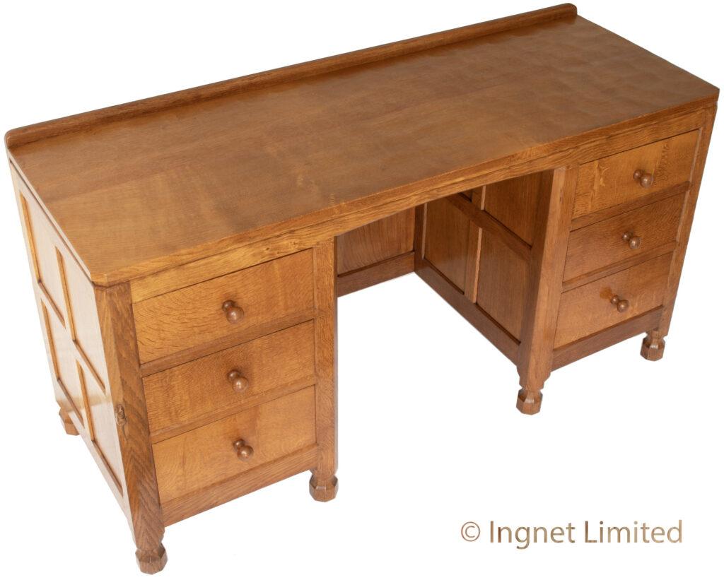 ROBERT MOUSEMAN ADZED OAK KNEEHOLE DESK – Ingnet