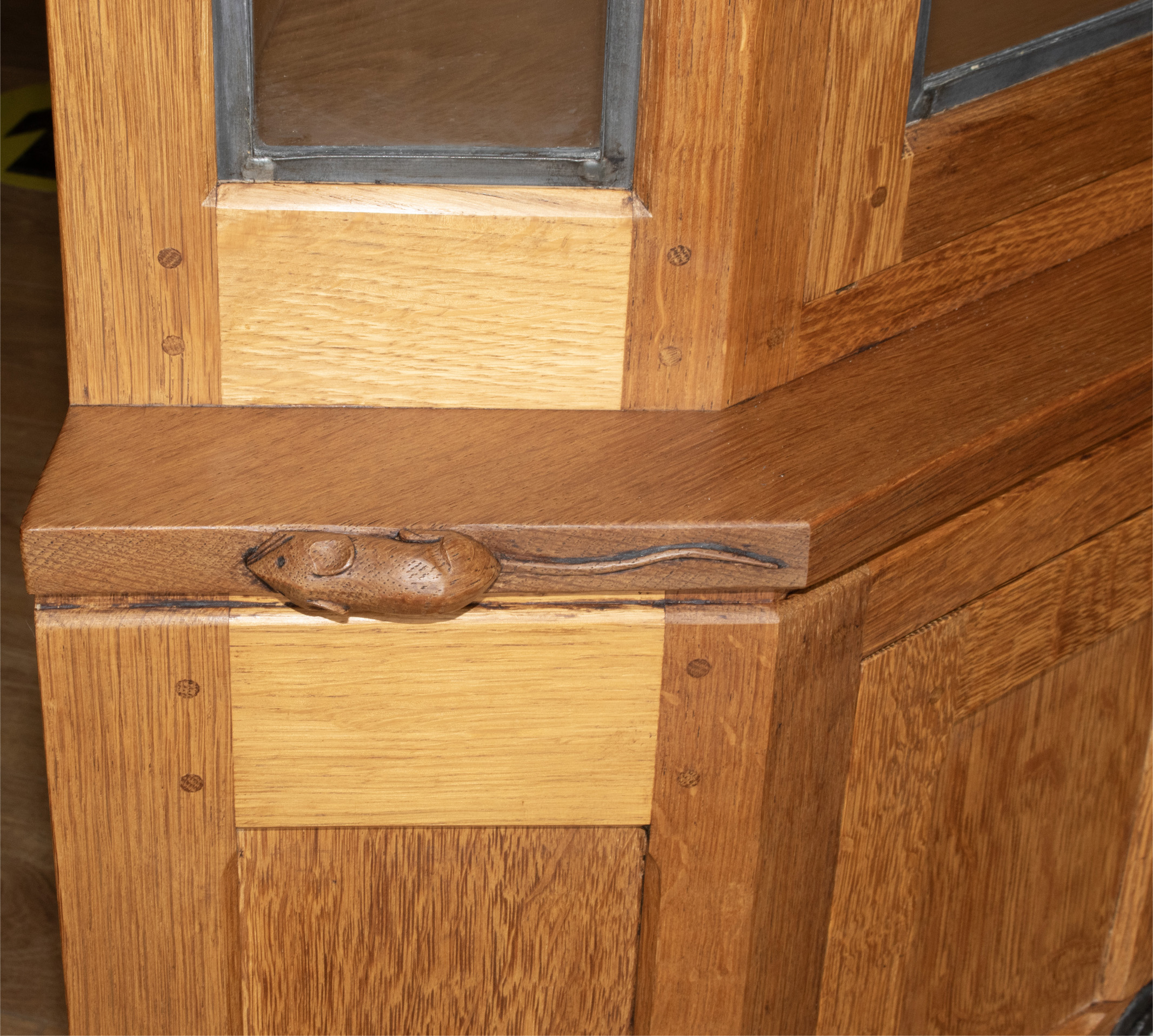 ROBERT MOUSEMAN THOMPSON OAK DISPLAY CUPBOARD – Ingnet