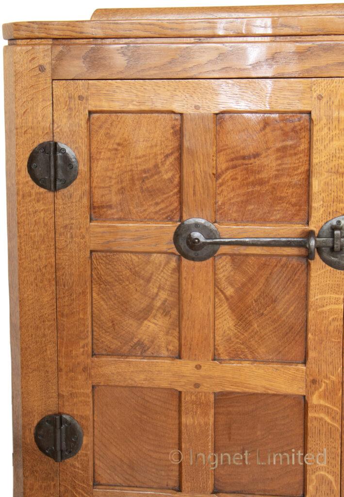 ROBERT MOUSEMAN THOMPSON CLASSIC FULLY ADZED SIDEBOARD – Ingnet