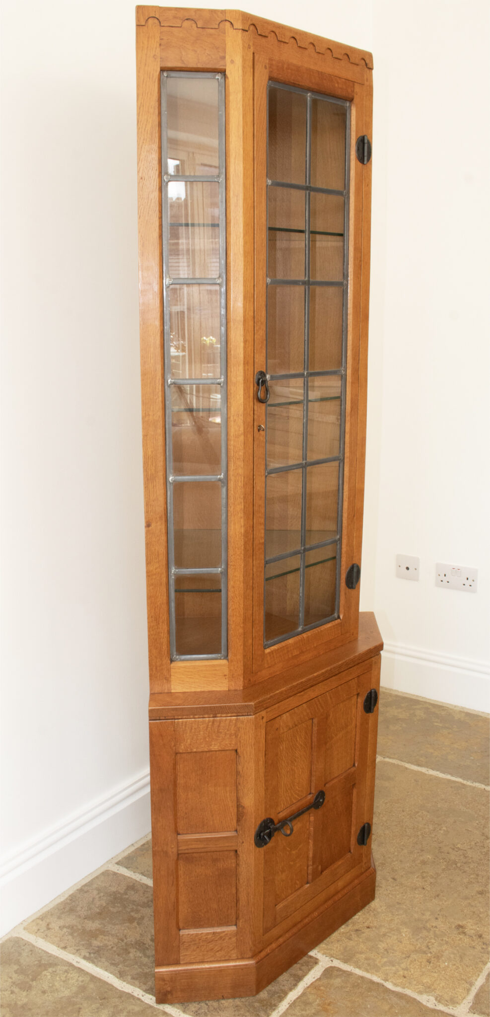 ROBERT MOUSEMAN THOMPSON FLOOR STANDING CORNER CUPBOARD – Ingnet