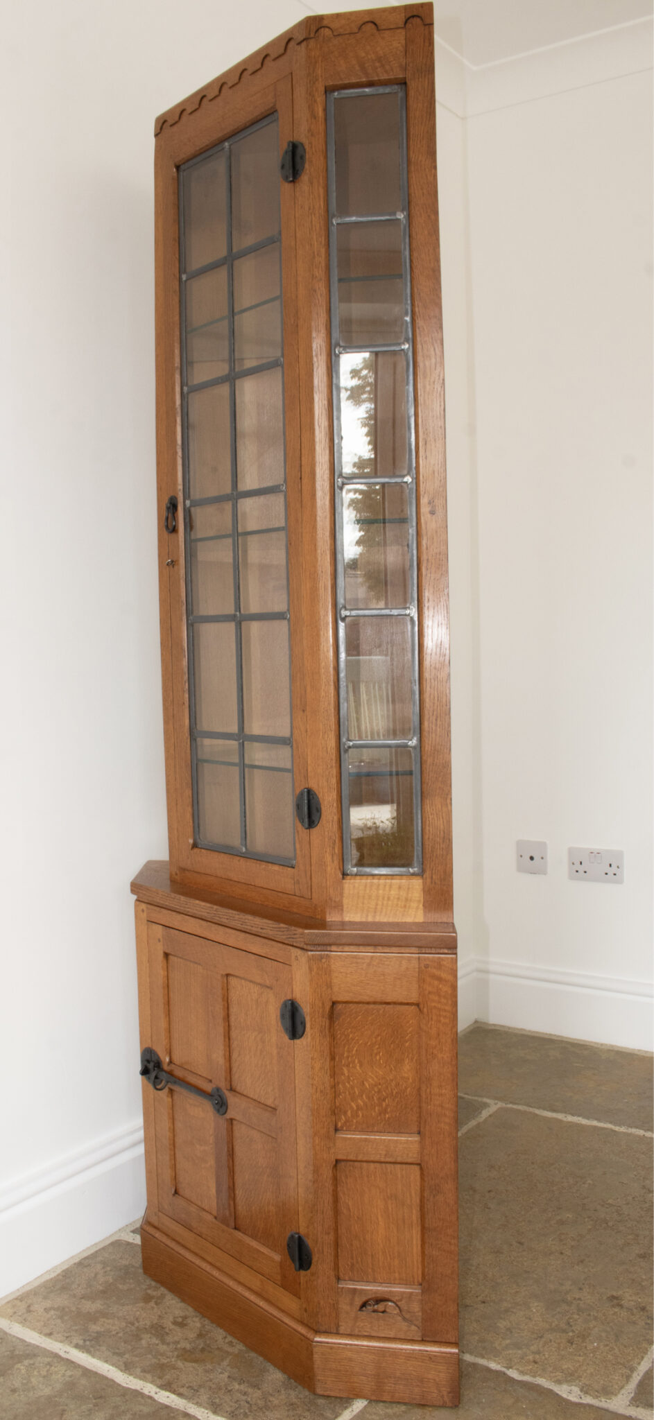 ROBERT MOUSEMAN THOMPSON FLOOR STANDING CORNER CUPBOARD – Ingnet